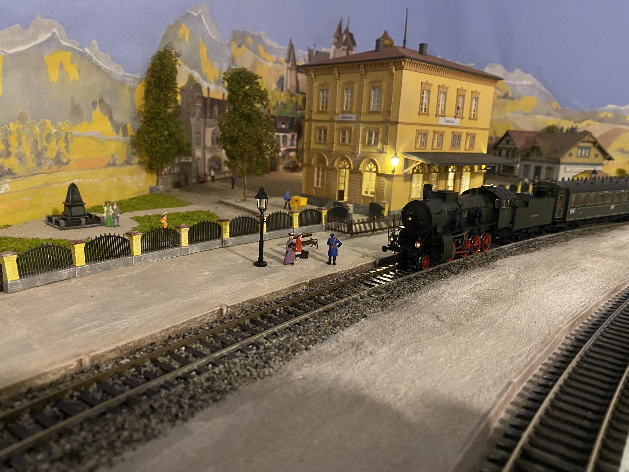 Bahnsteig / Gleis II nähert sich der Fertigstellung – Königlich ...